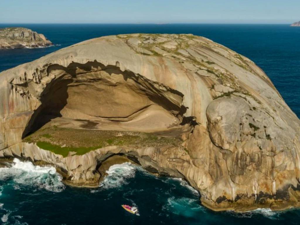 La isla “calavera” que emerge del océano