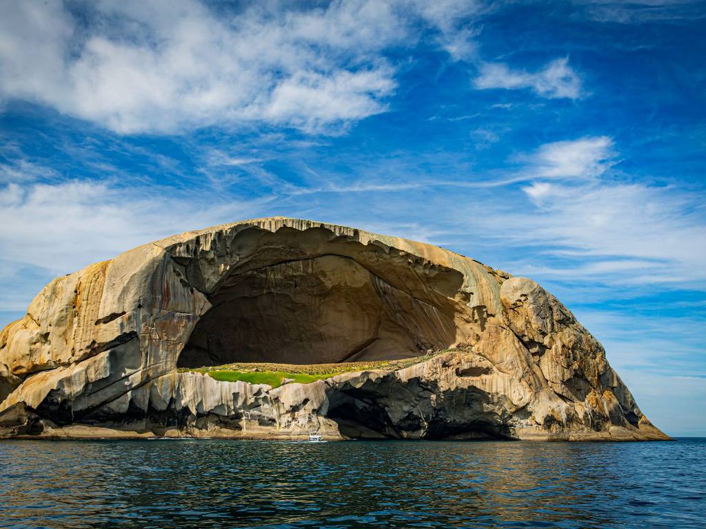 La isla “calavera” que emerge del océano