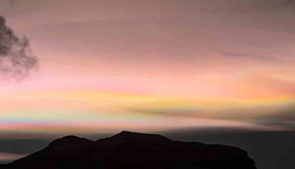 Las nubes arcoíris de Islandia: pinceladas iridiscentes en el cielo